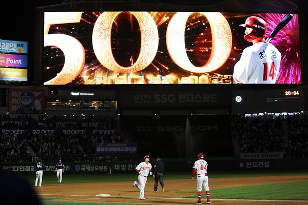 통산 500홈런 터뜨린 최정 “600홈런 달성 위해 꾸준히 도전할 것”